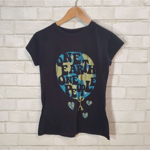 Live Life Green | Tops | Oneearthone People Graphictee | Poshmark